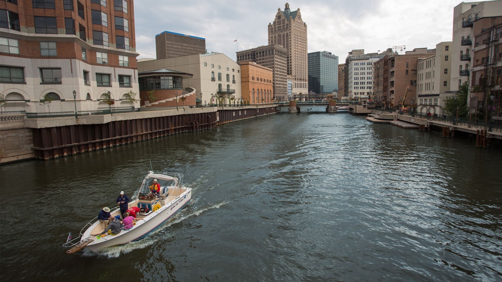 Your Guide to the Milwaukee Riverwalk | Kellee Maize Blog