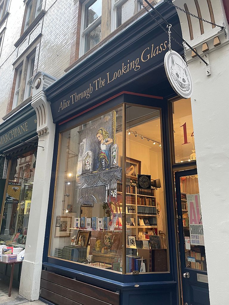15 BEST Bookshops In London [By A Local Bookworm!]