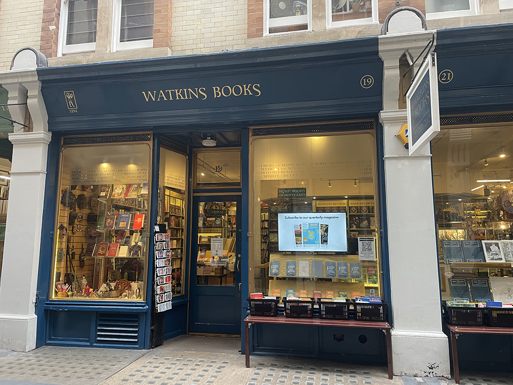 15 BEST Bookshops In London [By A Local Bookworm!]