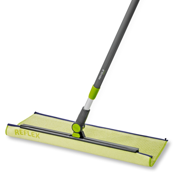 Reflex swiveled squeegee