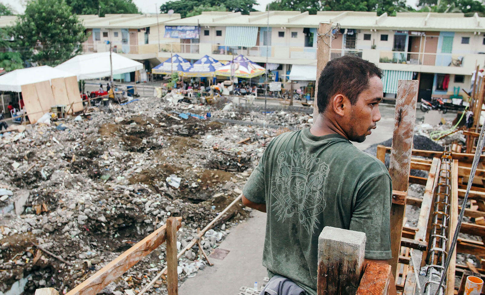 Working in Slums: Volunteers in the Philippines Help Build Social Housing