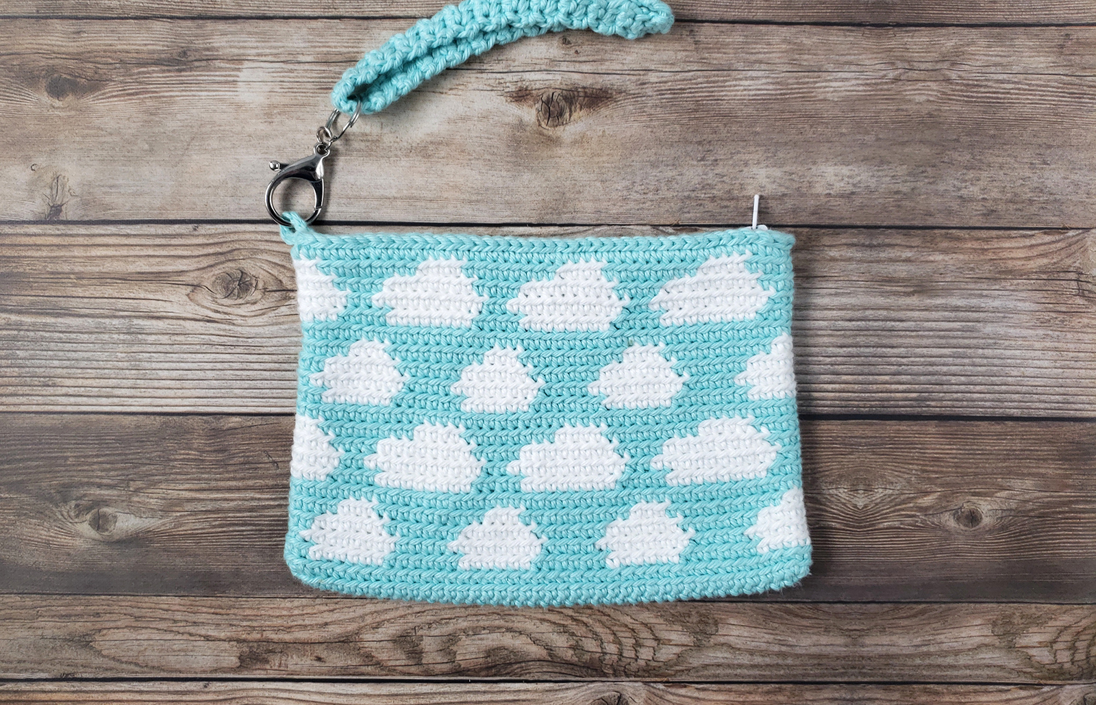 THNLife - The Cloud Clutch Crochet Pattern | Rachelle Rapp
