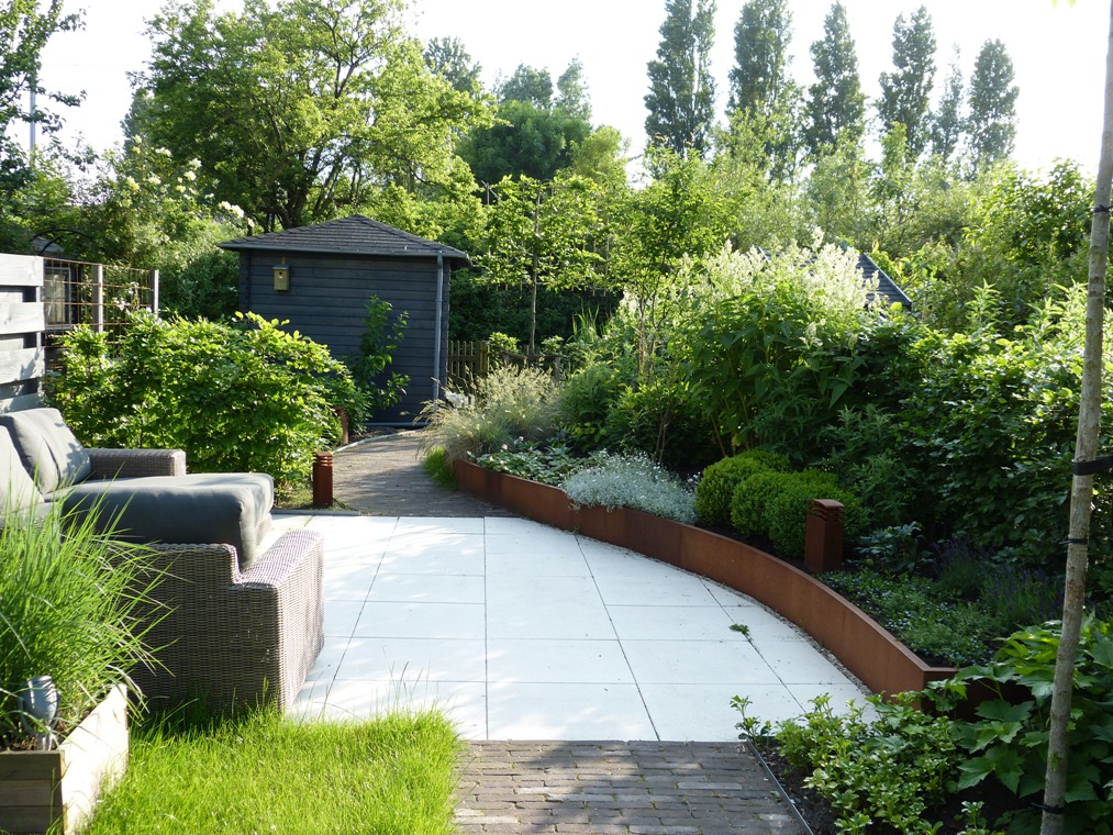 Een vijfentwintig meter diepe achtertuin midden in de stad in Haarlem ...