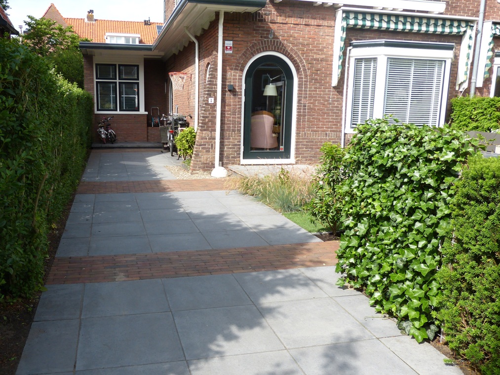 Een ruime voortuin met oprit in Bloemendaal - Wetter Tuinen