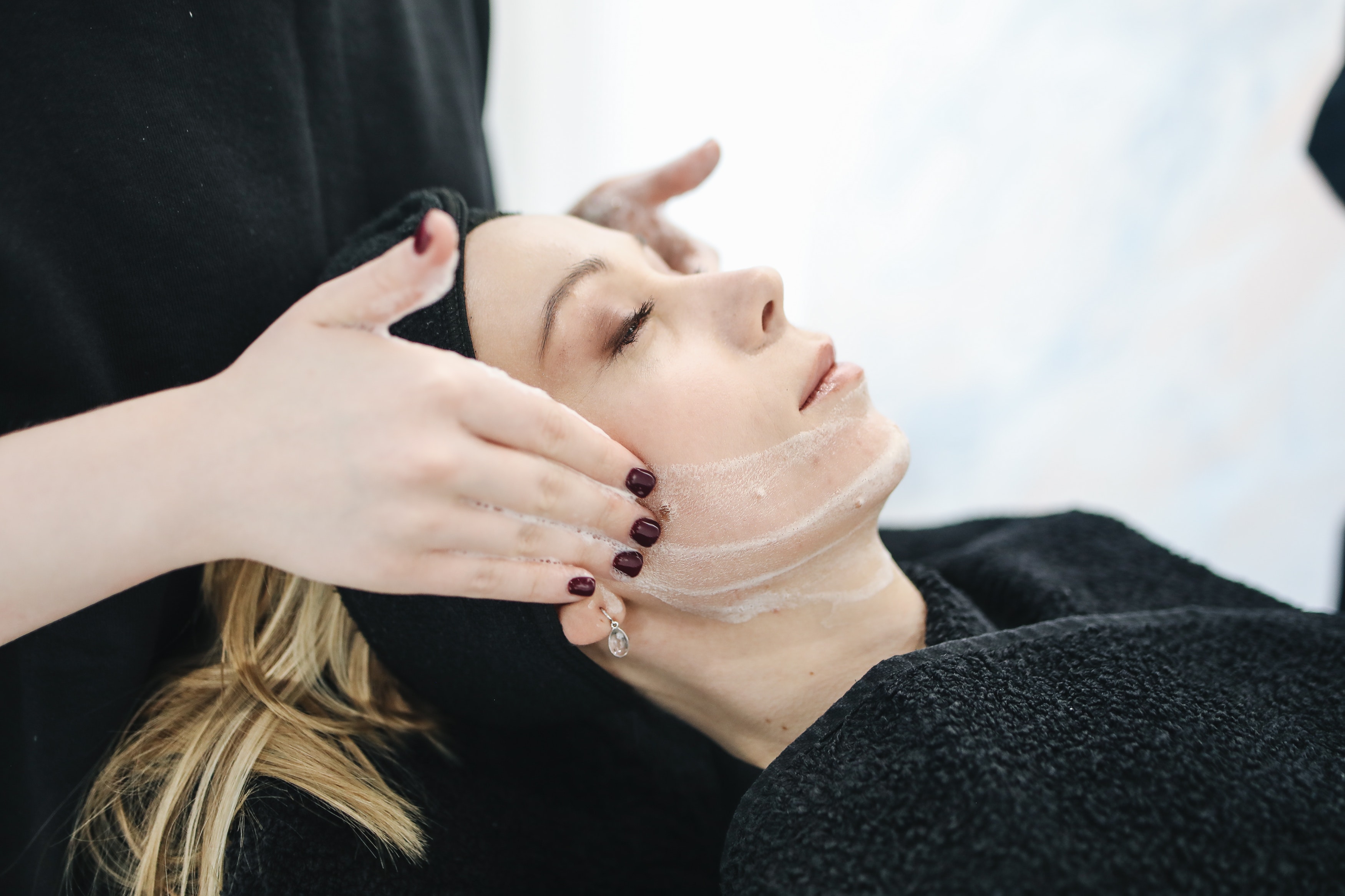 Apa Perbedaan Totok Wajah dan Facial Wajah? - Woman and Woman Spa