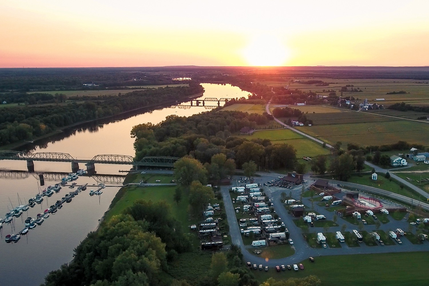 Camping - Marina Village Batiscan - Réalisations - Pro-Toit inc.