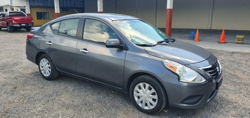 Nissan Versa 2015 gris