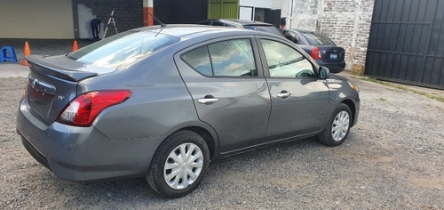 Nissan Versa 2015 gris