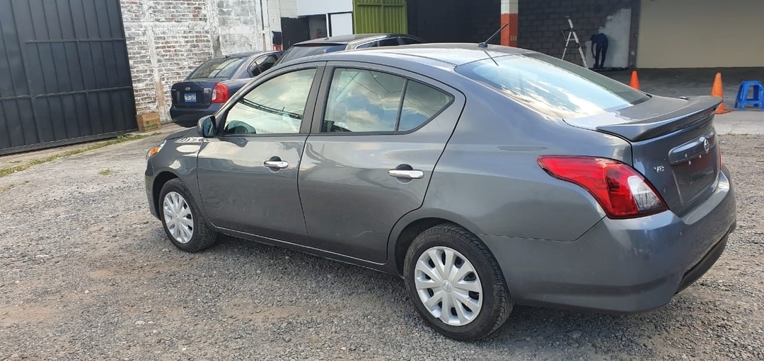 Nissan Versa 2015 gris