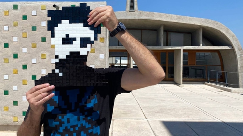 Le street-artiste français Invader poursuit sa conquête de l’espace urbain