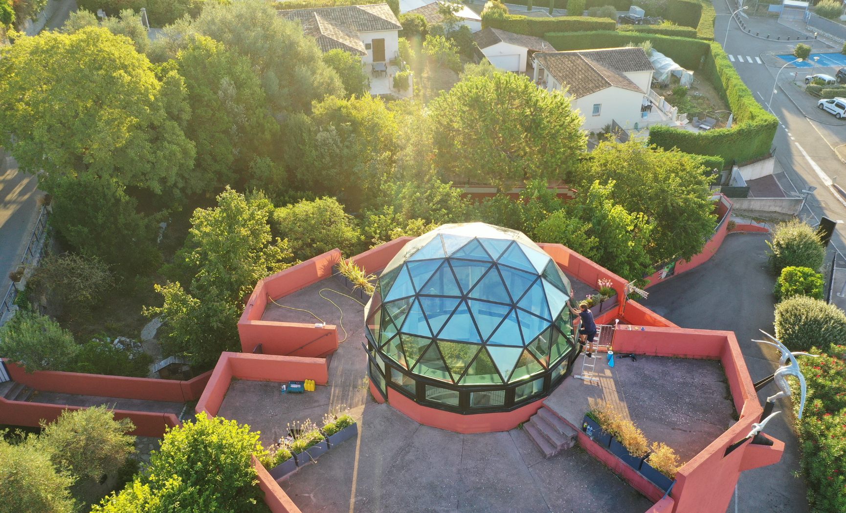 Un dôme en verre dans un village historique ! — FUGU® Structures