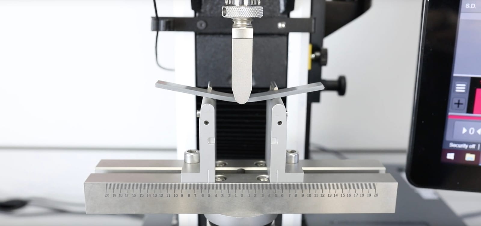 Cómo realizar una prueba de flexión en plásticos según ASTM D790