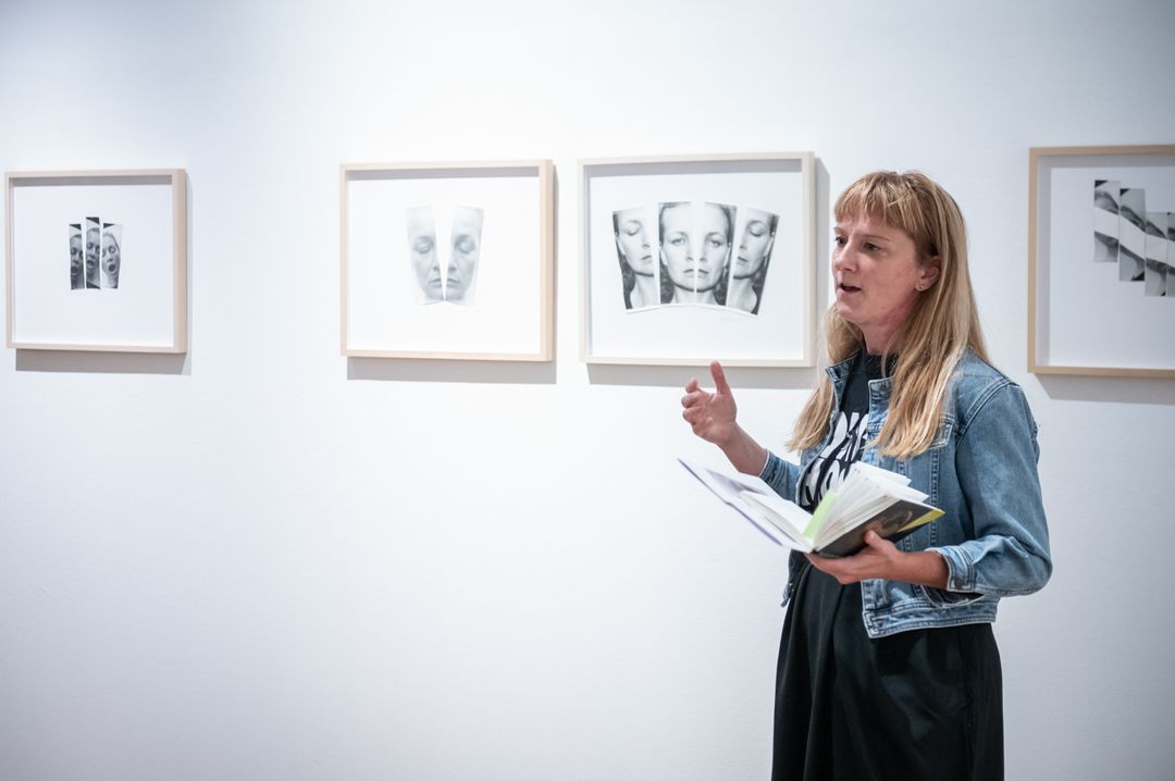 GALÉRIA - Erdei Krisztina tárlatvezetése Drozdik Orshi: A fénykép és a ...