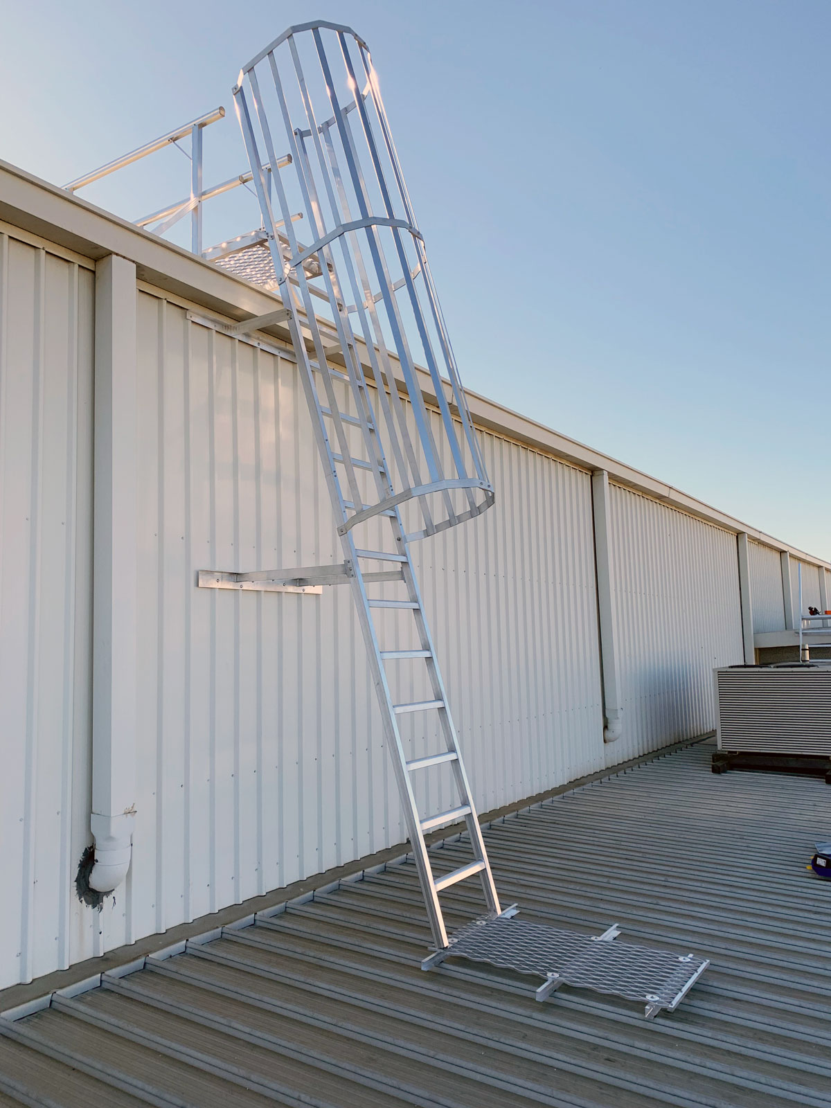 Aluminum Roof Ladders With Cages