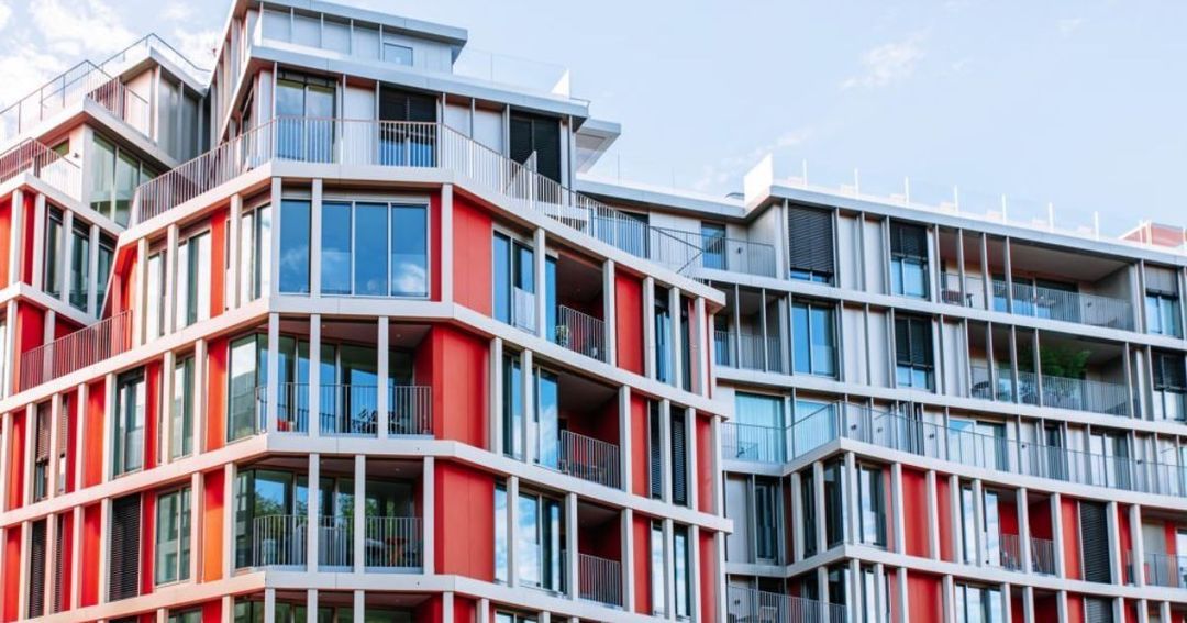 ¿Cómo es una vivienda multifamiliar y cuáles son sus características?