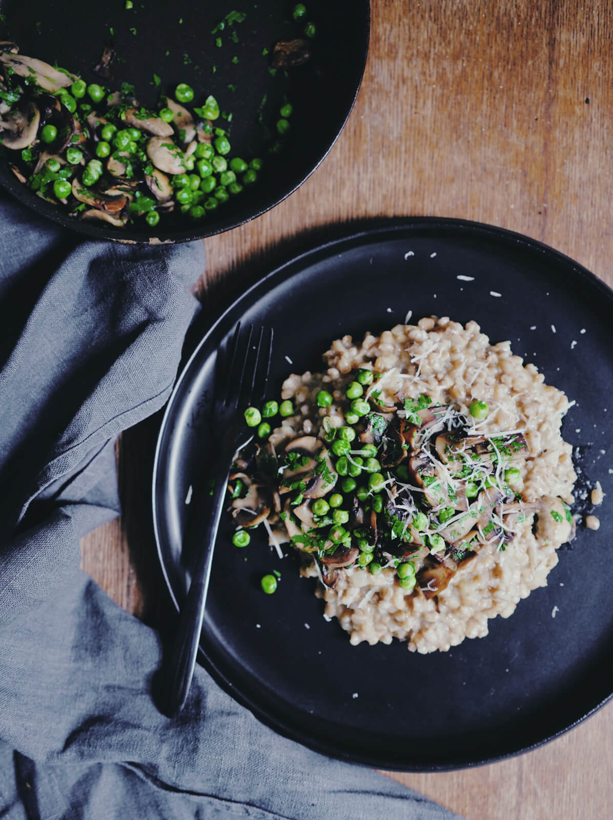 Grūbu risotto ar sēnēm un zaļajiem zirnīšiem
