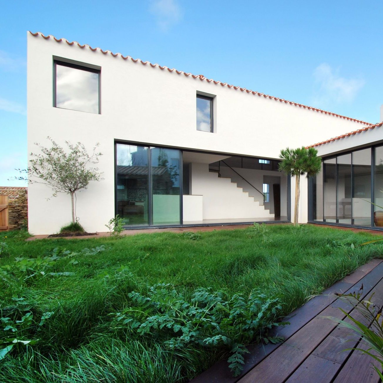 Construction d'une maison avec un architecte: guide, conseils et prix