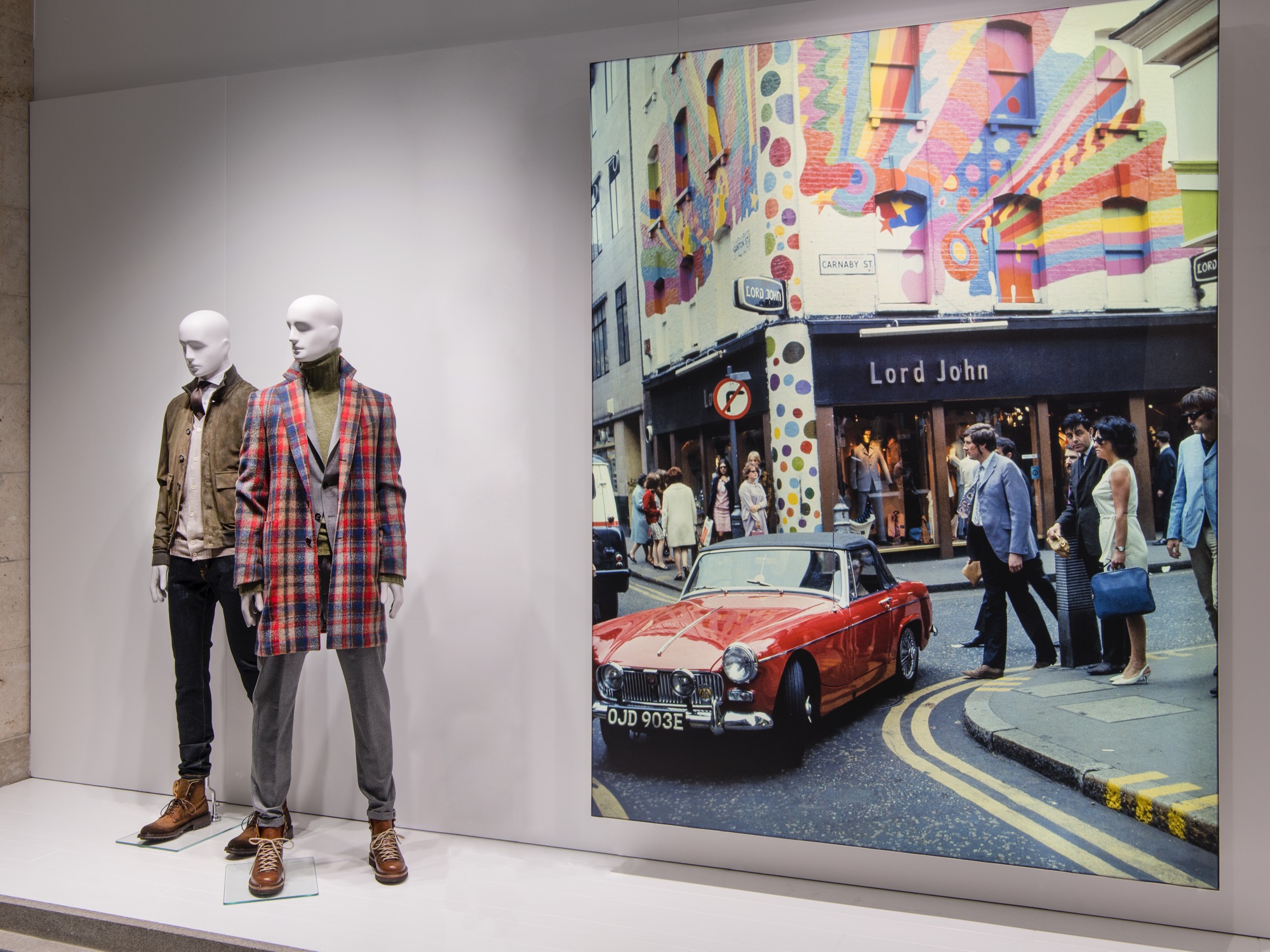 Rootstein: Twiggy at Lodenfrey - Window Display | Visual Merchandising