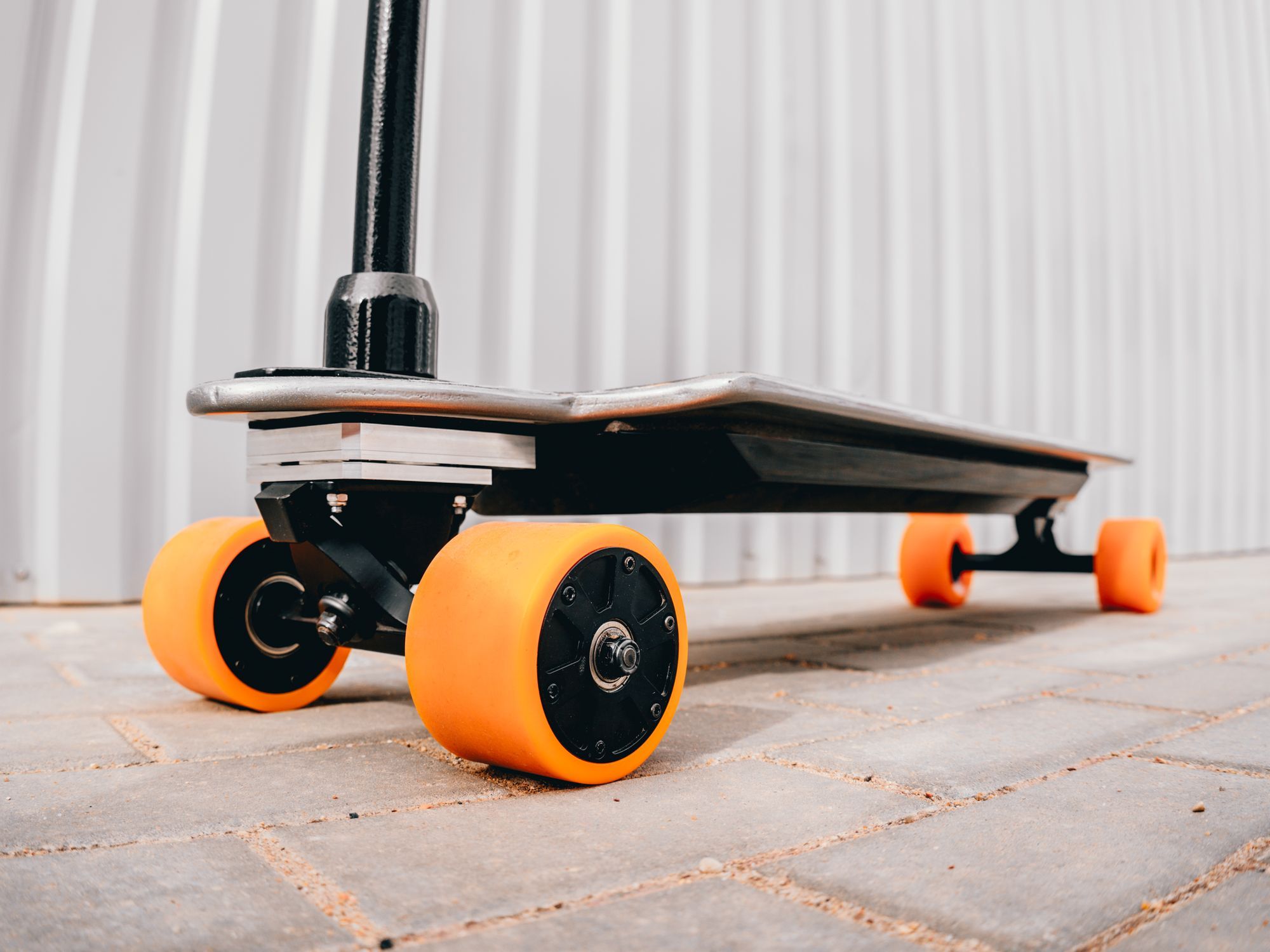 Electric skateboard for urban mobility