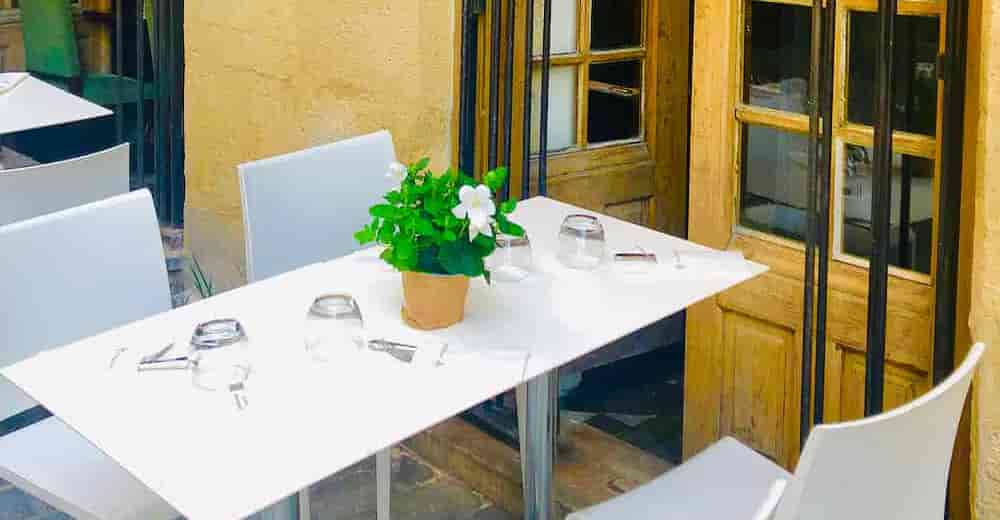 Une table de 4 personnes en terrasse du Restaurant Le Coupe-Chou.