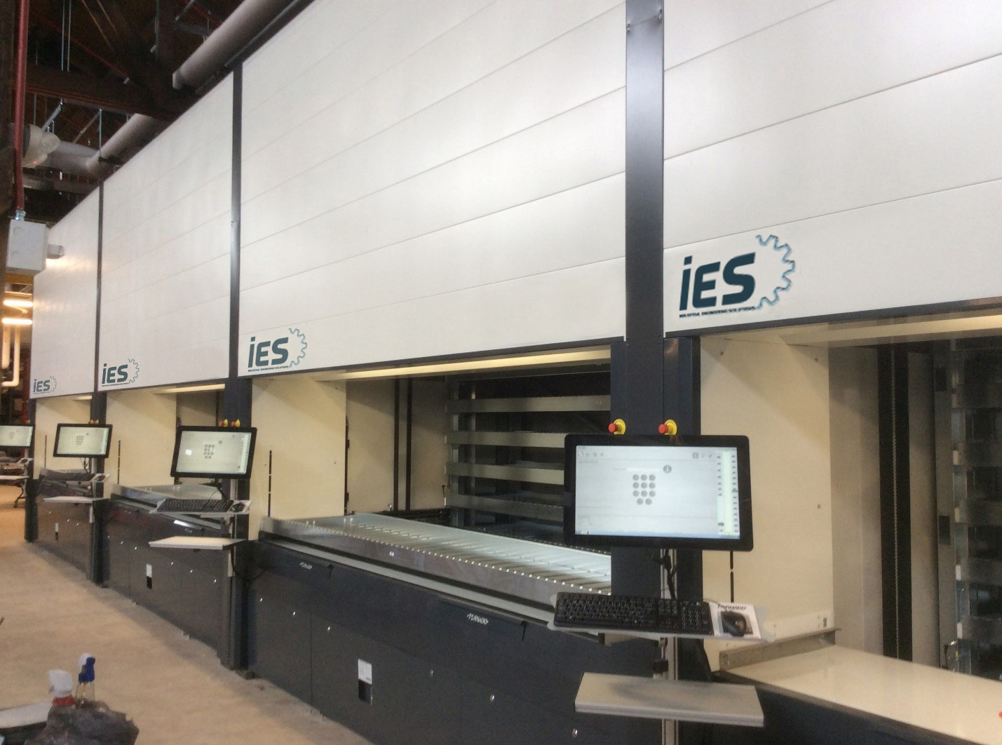 How do automated storage and retrieval systems (ASRS) work? [Definition ...