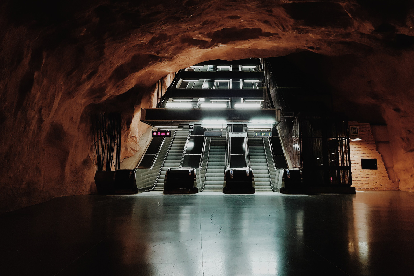 Kontakta Oss - MoonCake Restaurang