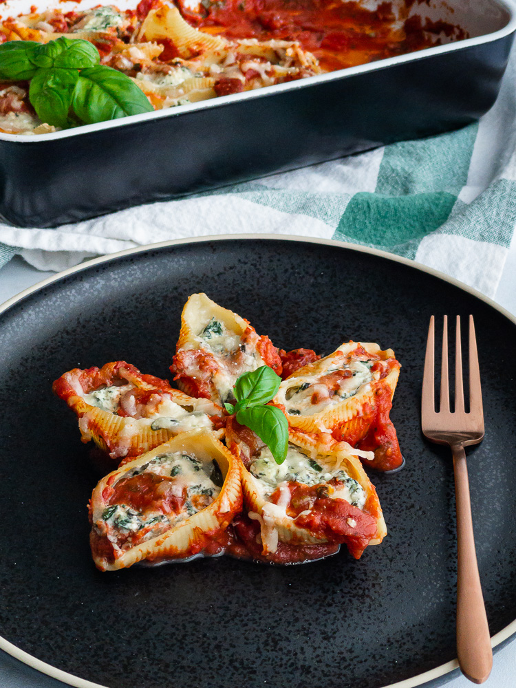 Extra cheesy spinach and ricotta stuffed pasta shells