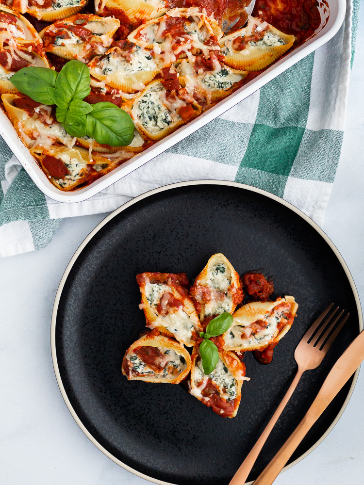 Extra cheesy spinach and ricotta stuffed pasta shells