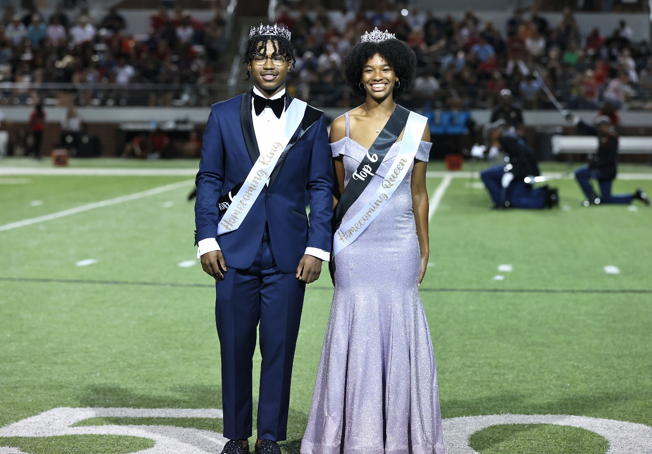 Mansfield High crowns homecoming king and queen