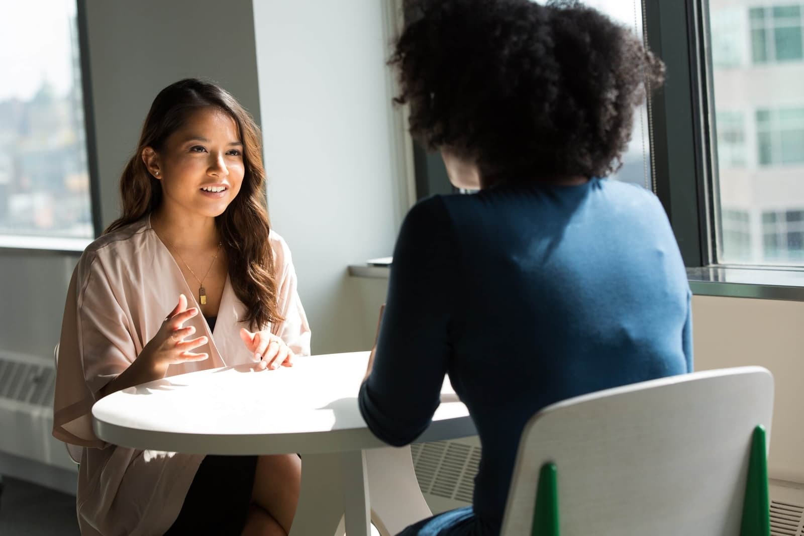 Comment bien se présenter : nos 7 conseils d'experts - Time To Pitch