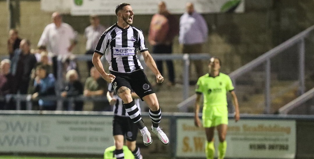 Tom Blair completes Eastleigh move