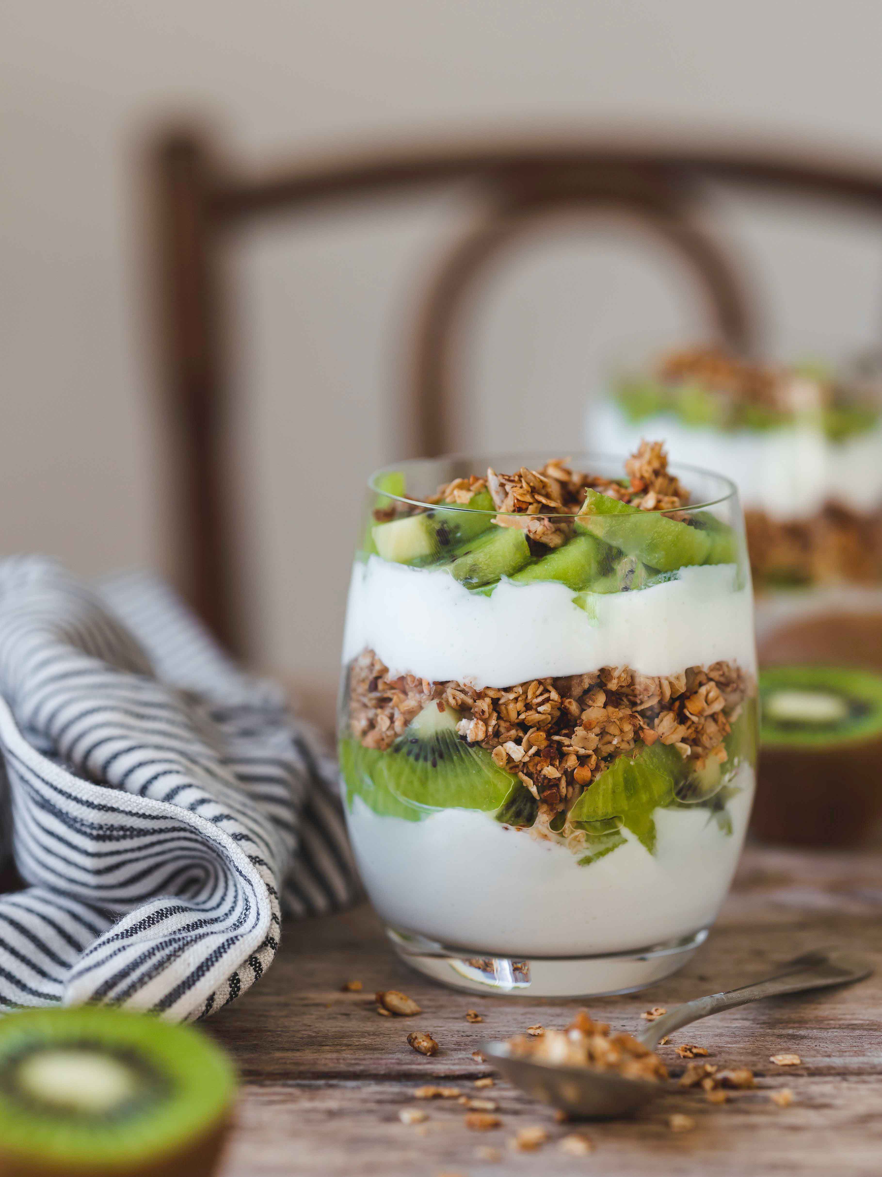 Verrine kiwi, skyr et granola au miel sans gluten | SweetnessLab
