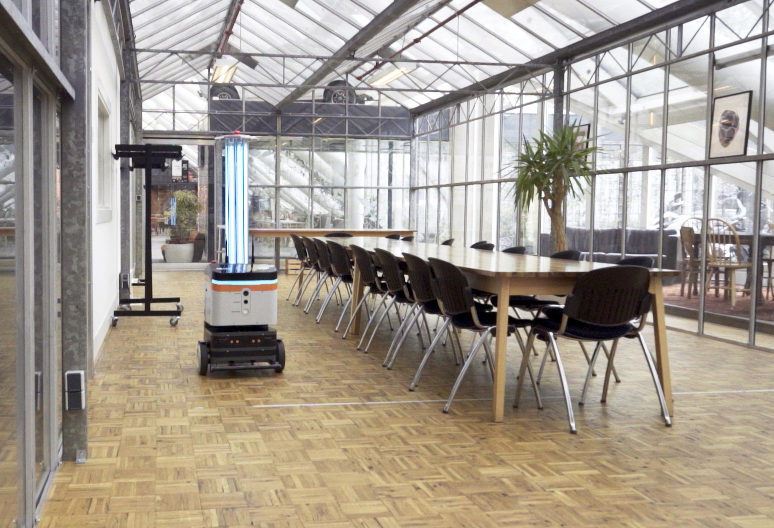 Loop Robots News: Disinfection robot featured in Financial Times (NL)