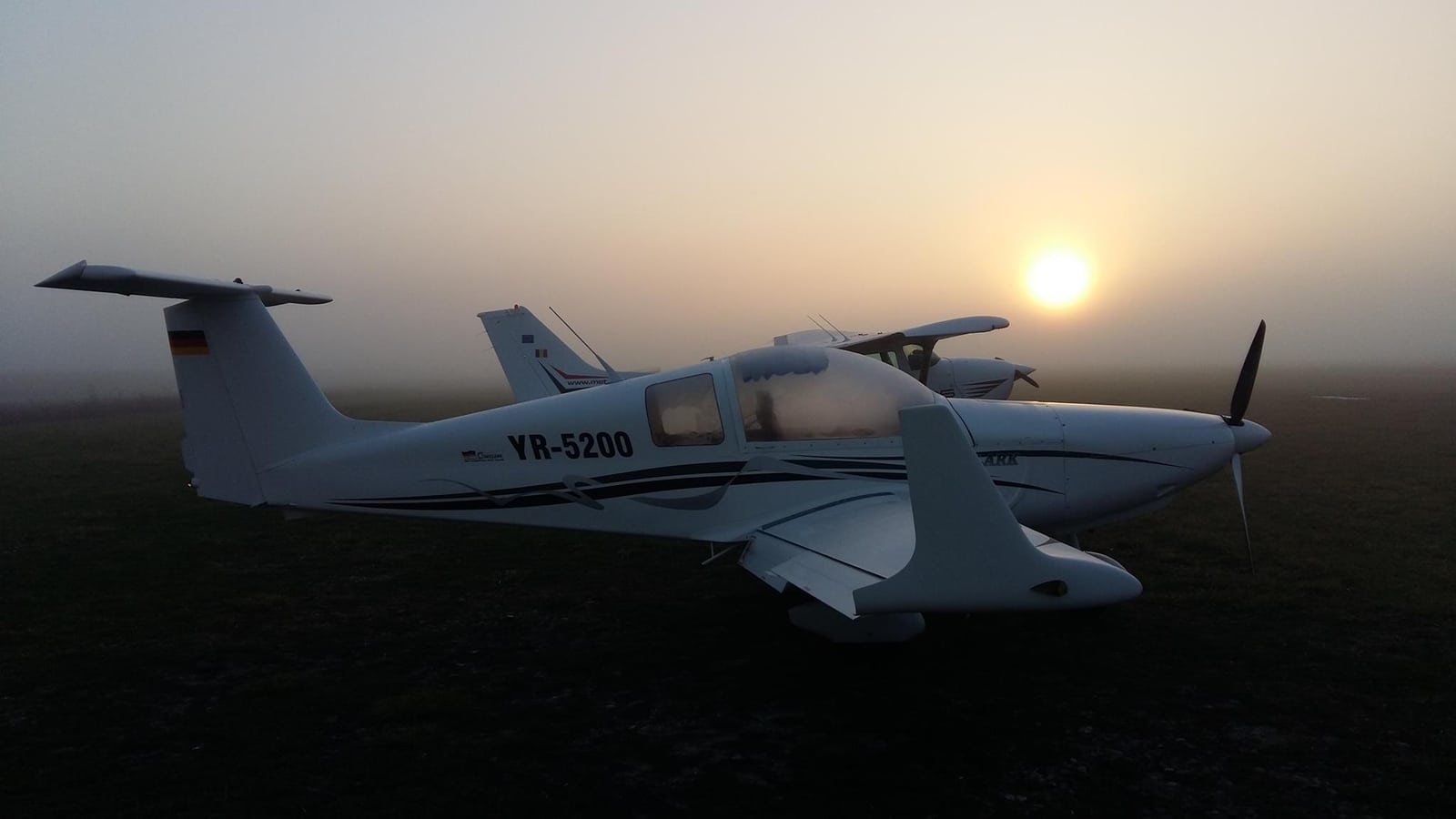 Zbor cu avionul. Turism de aventură Brașov. Piloți profesioniști.