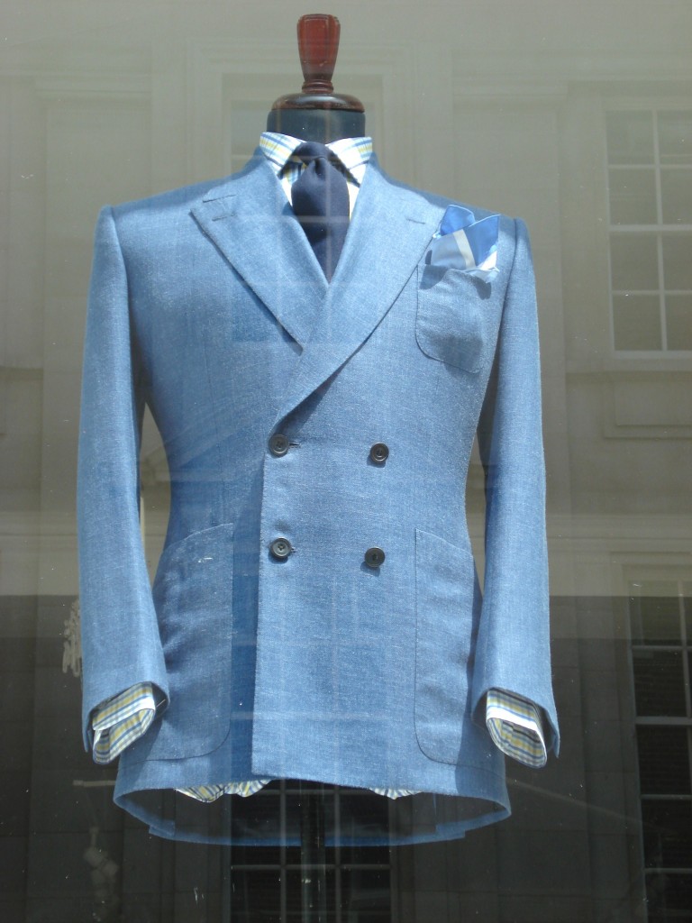 Signals of a Handmade Suit : The Lapel Roll