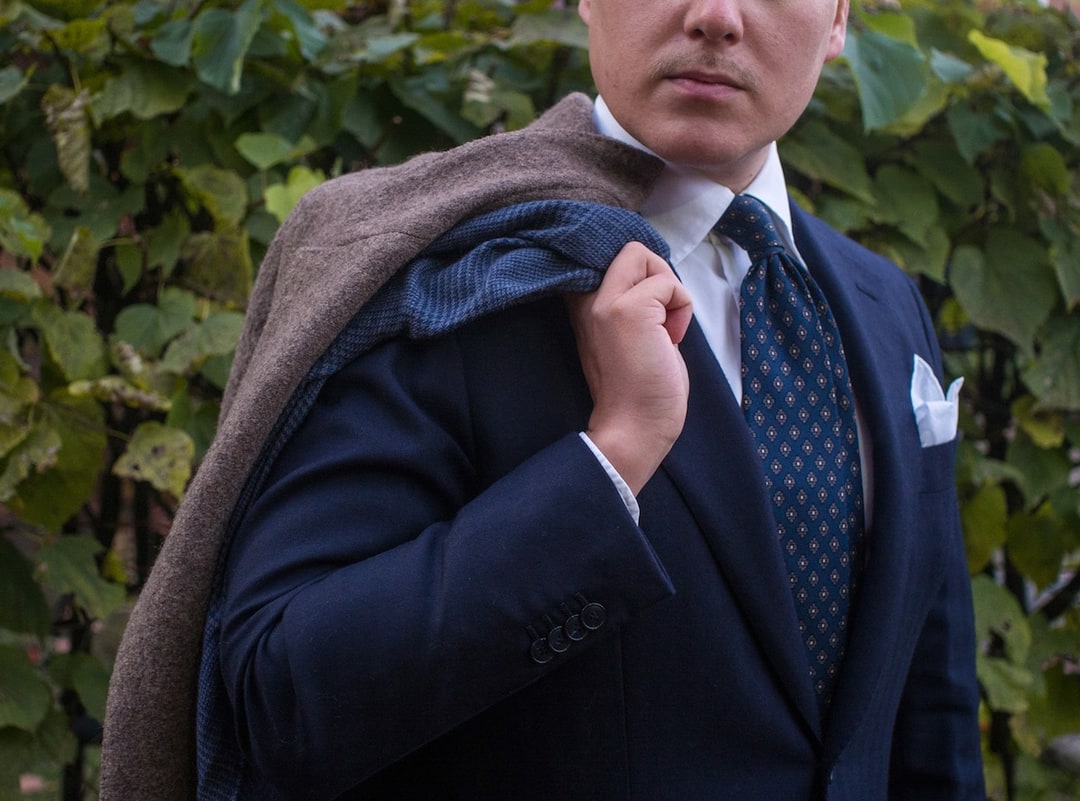 Signals of a Handmade Suit : The Lapel Roll
