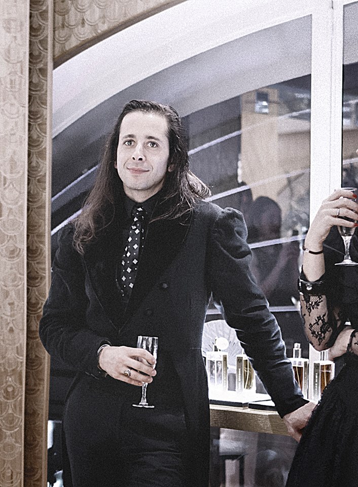 To be (or not to be) a Parisian Gentleman Reader