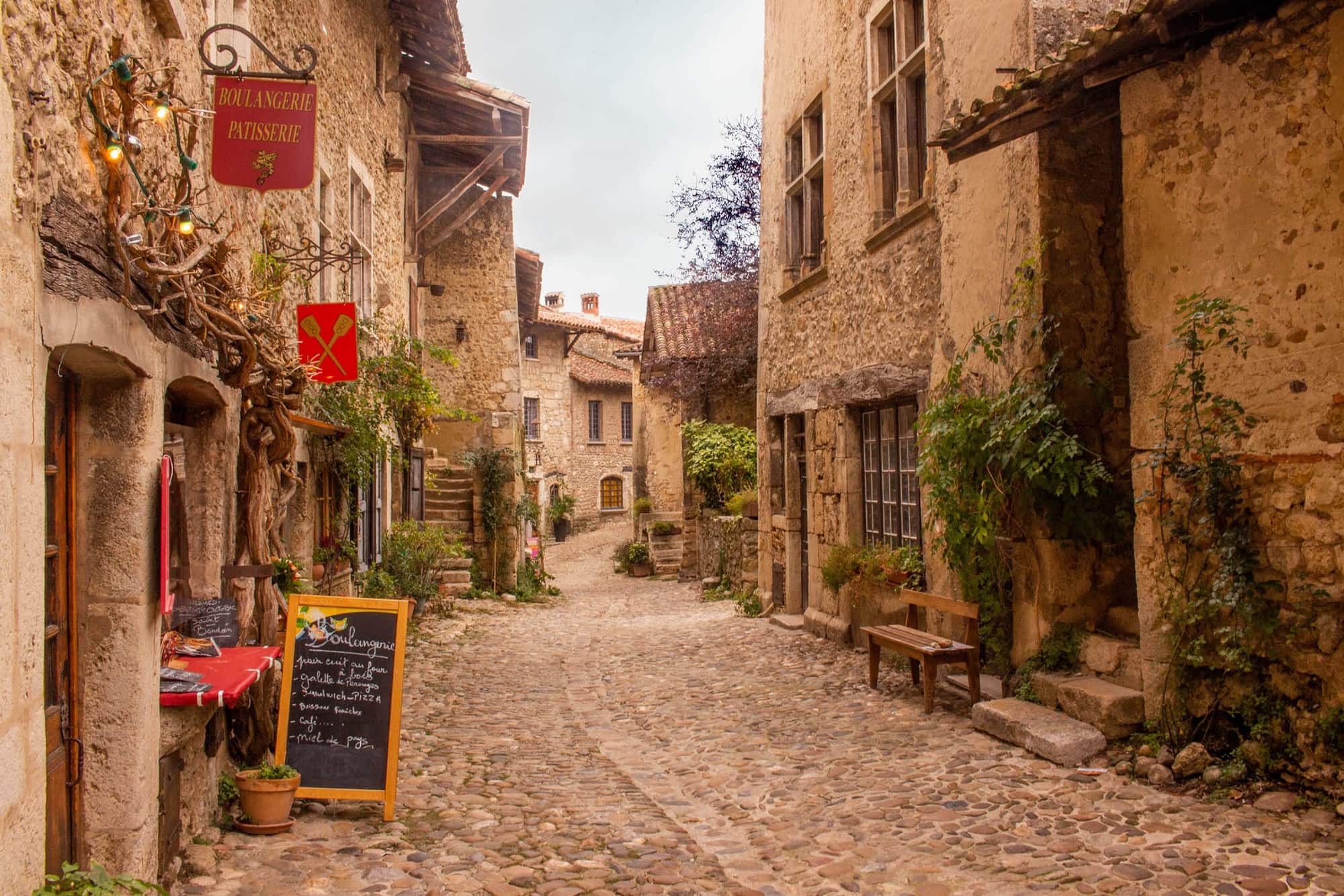 Top 10 des spots à visiter de Pérouges au Bugey