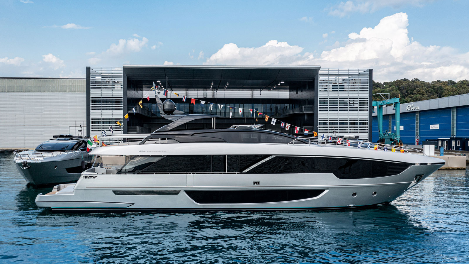 Riva 102' Corsaro Super: kỷ nguyên mới của dòng du thuyền lái nóc ...