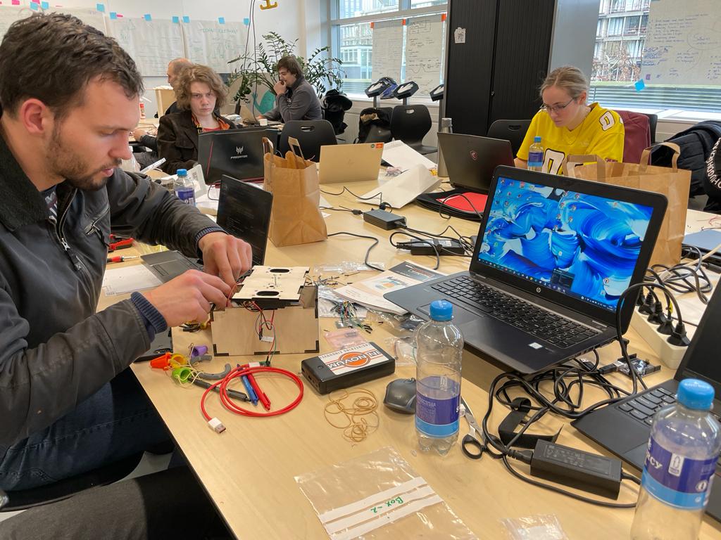 Earth box // Synthesizer by Loek Lankhorst + Etienne de Kort + bart Rodrigues de Miranda ...