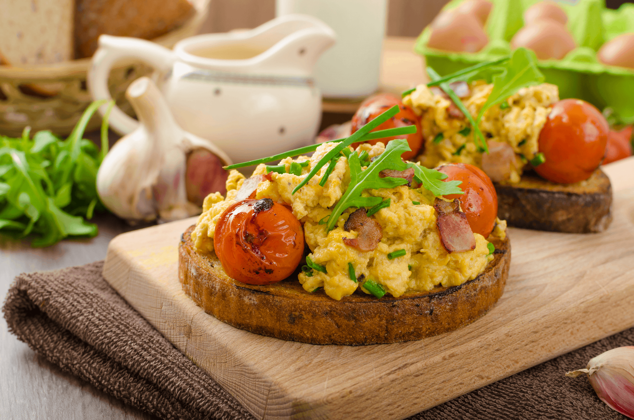 Tostaditas con Revoltillo, Salchichitas de Coctél y Quesos
