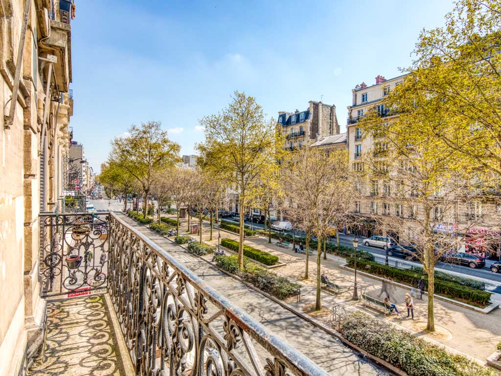 Grand boulevard avec balcon