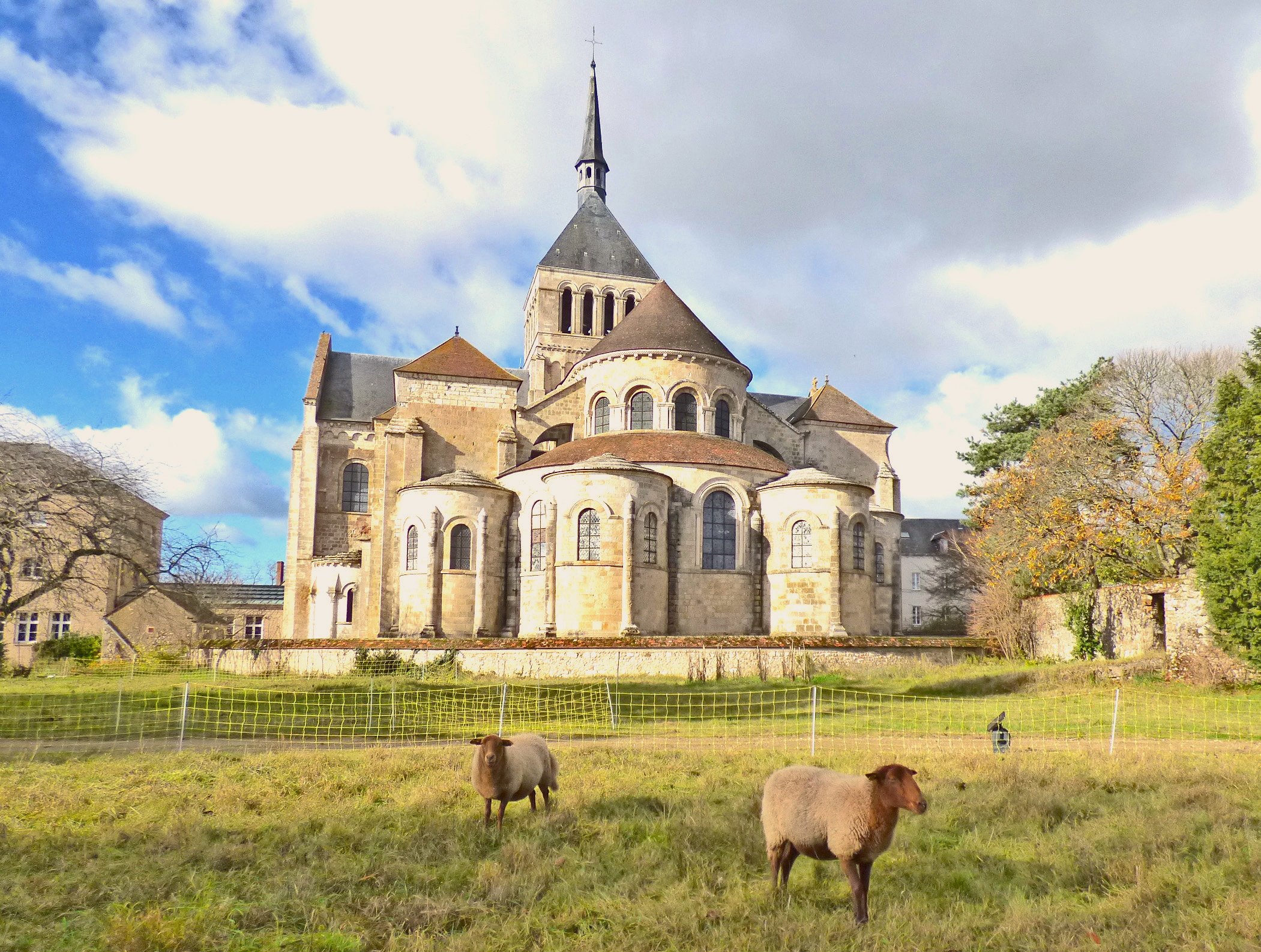 C’est quoi la différence entre un monastère et une abbaye ? - Ritrit
