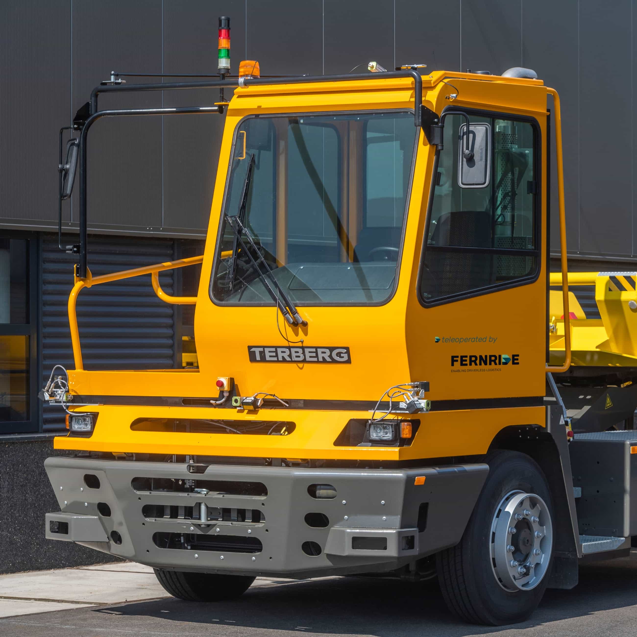Fernride implements teleoperation kit in Terberg AUTOTUG(R)