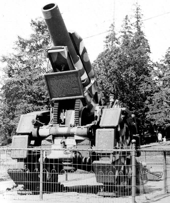 Artillery in Canada (1) British Columbia: Vancouver, HMCS Discovery ...