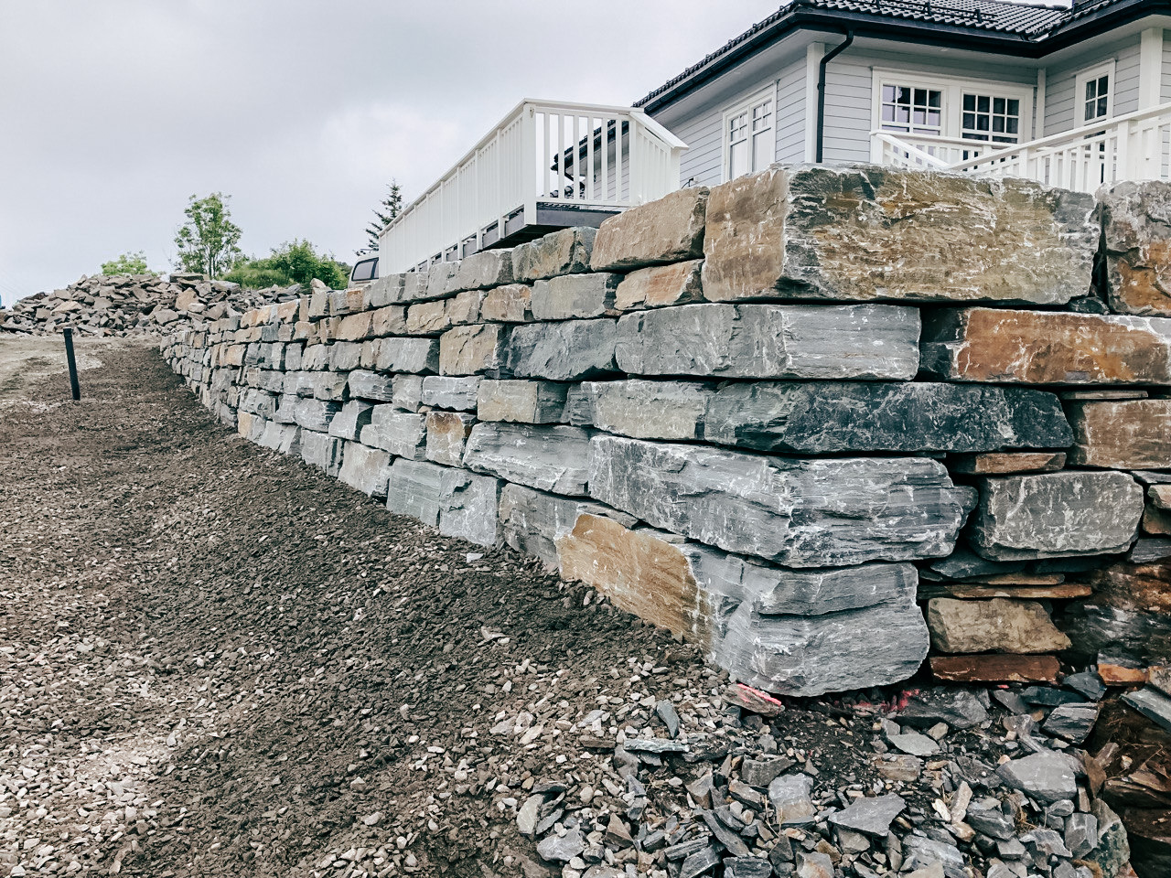 Fra steinete skråning til ferdig hage med natursteinsmur