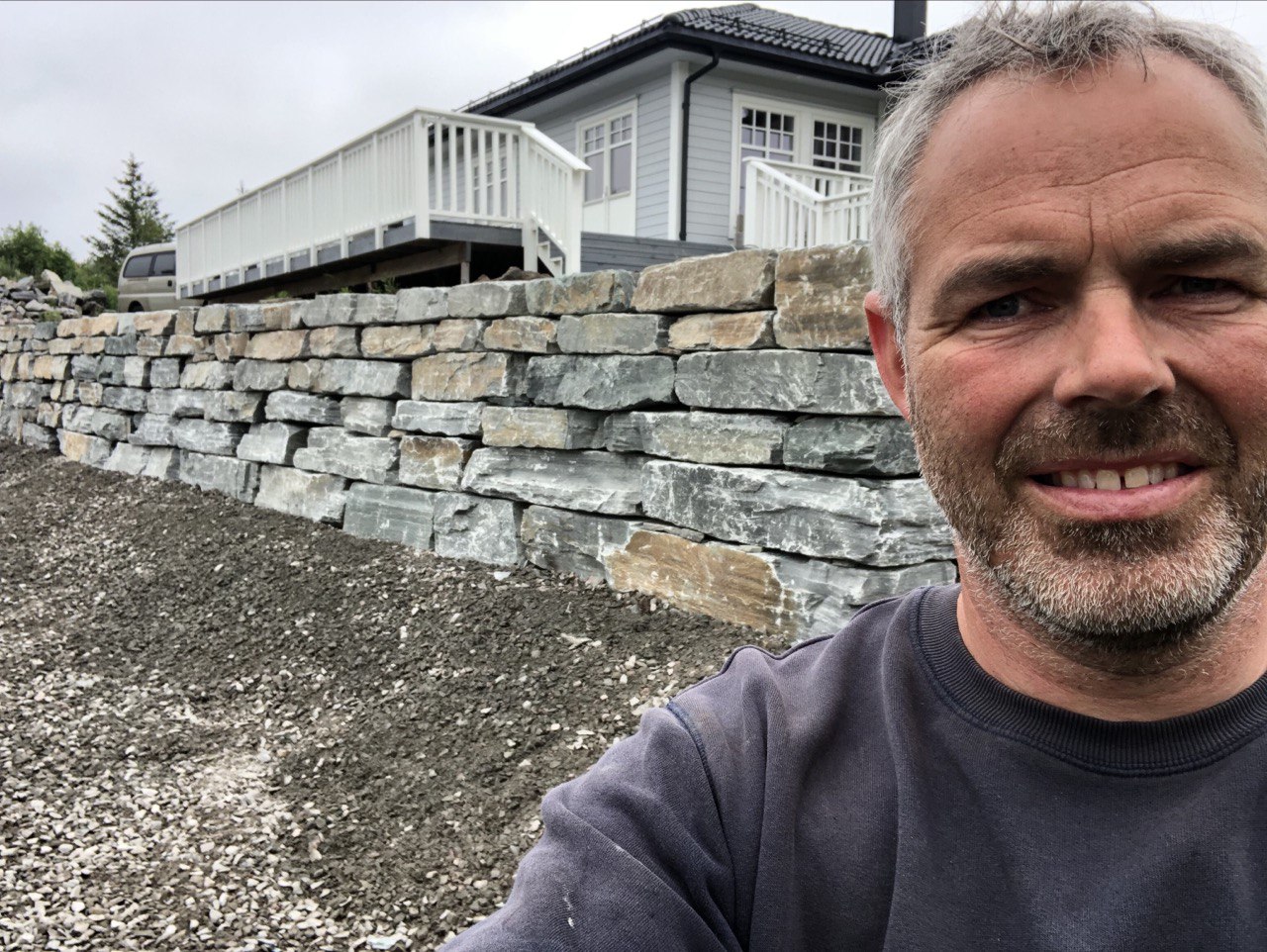 Fra steinete skråning til ferdig hage med natursteinsmur
