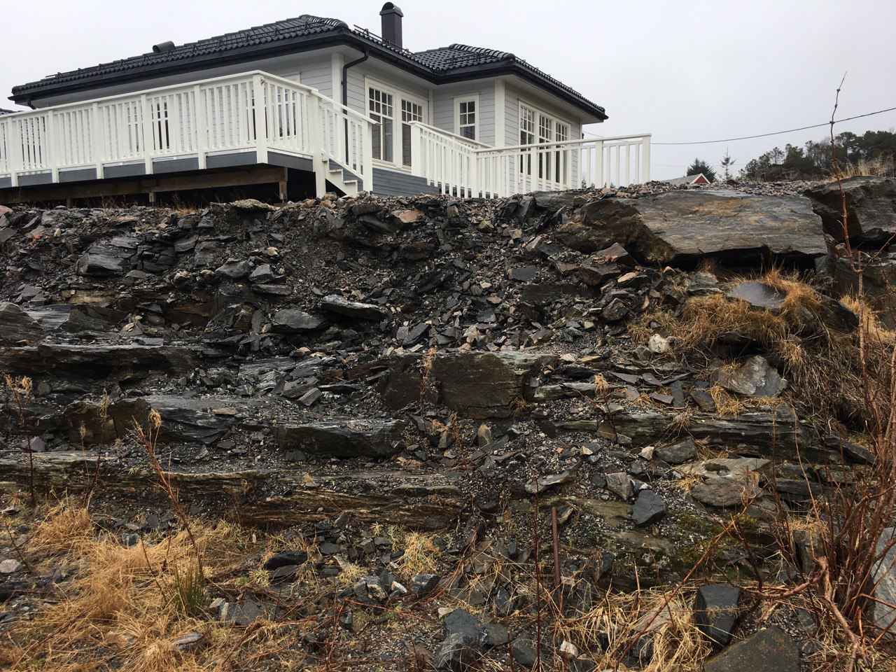 Fra steinete skråning til ferdig hage med natursteinsmur