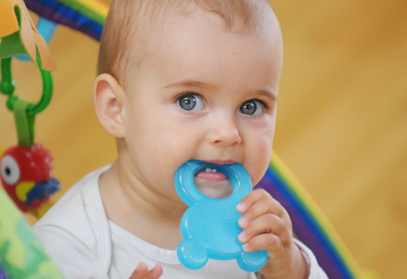 Baby teeth chart, symptoms and soothing techniques for parents