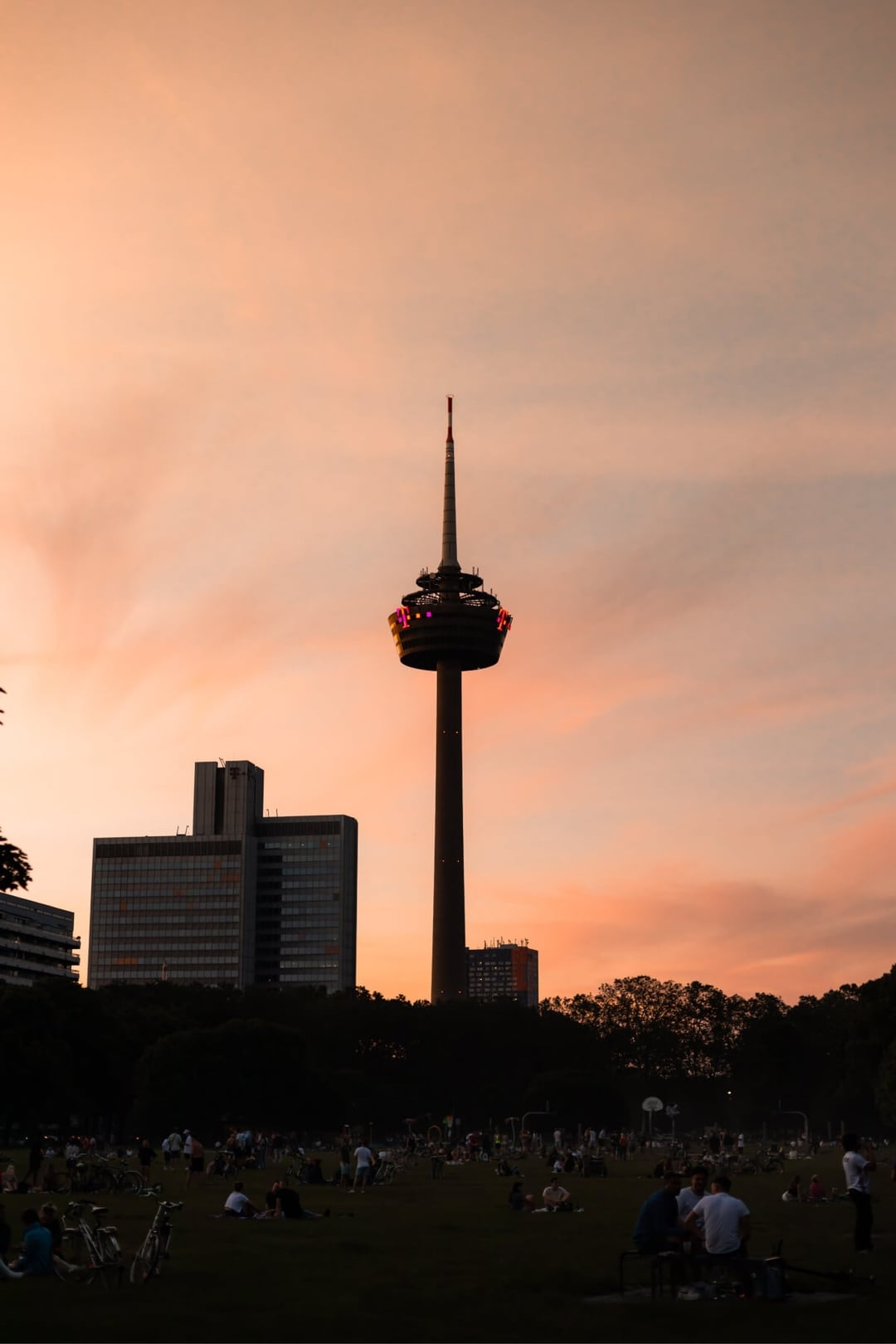 Contact & Location - Wasserturm Hotel Cologne